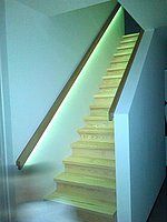 Onderkant trapleuning verlicht met RGBW led strip - LedstripKoning